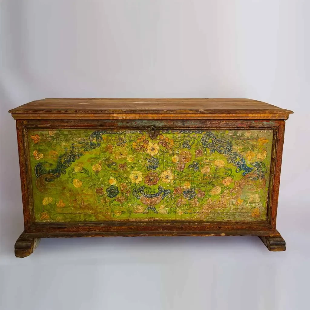 Beautiful Trunk Painted by Hand - Distinto Mallorca